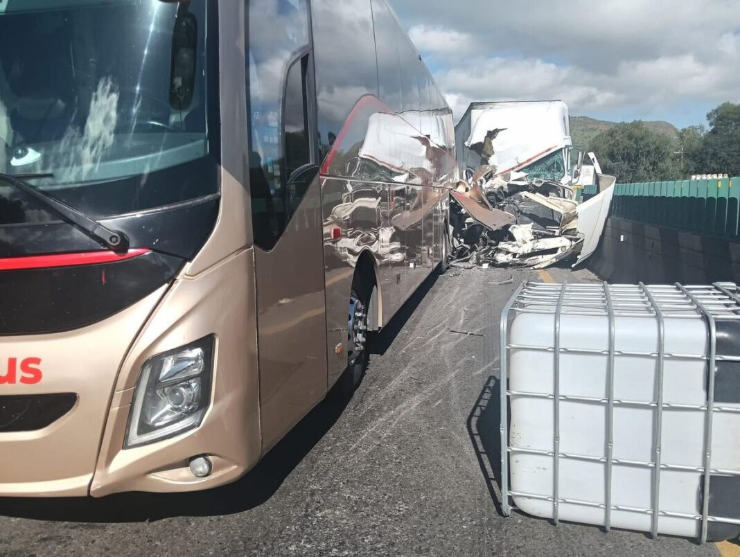 Fuerte accidente entre un tráiler y un autobús de pasajeros en ...